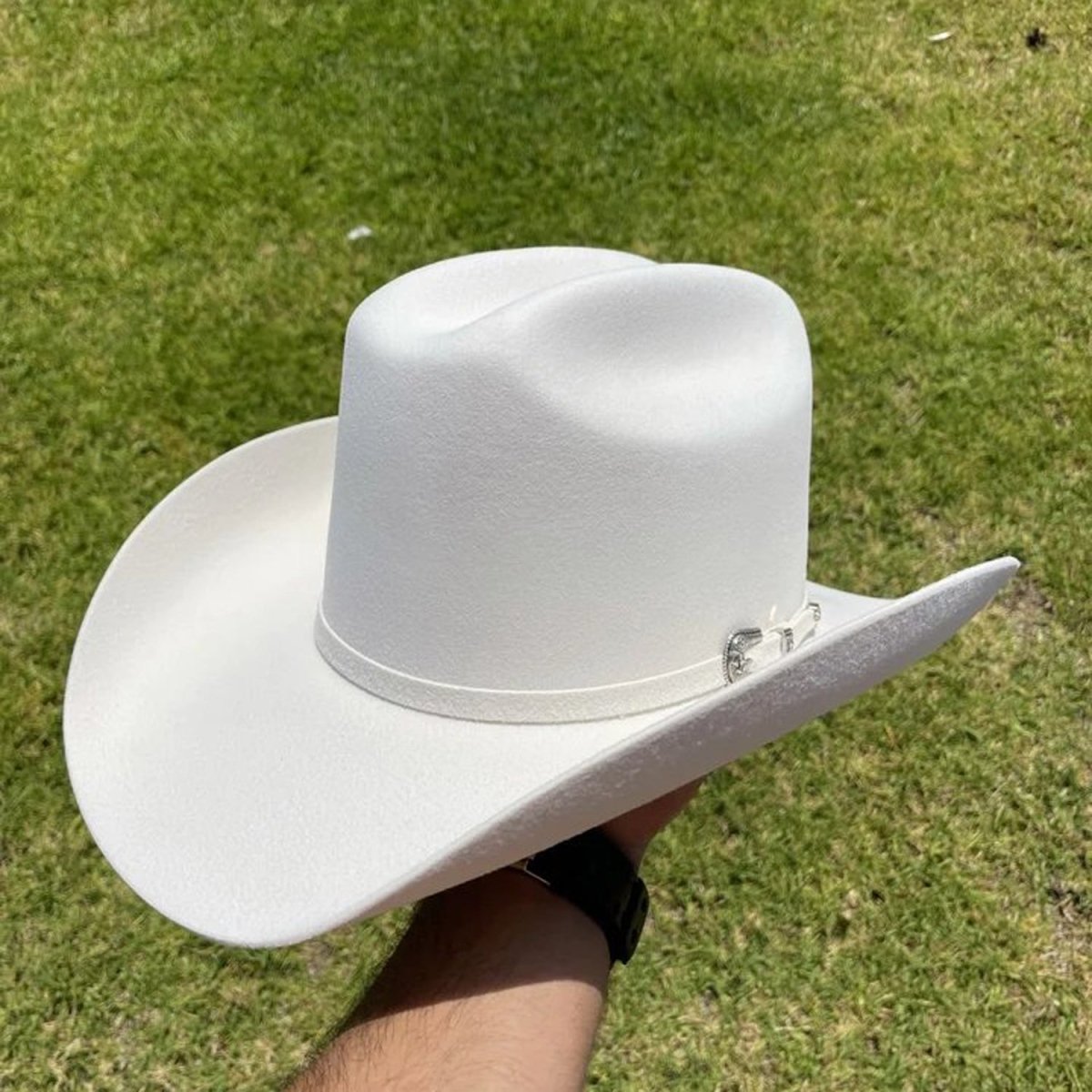 Texana - Sombrero Vaquero Cuernos Chuecos Durango 6X Blanca con Plumas ...